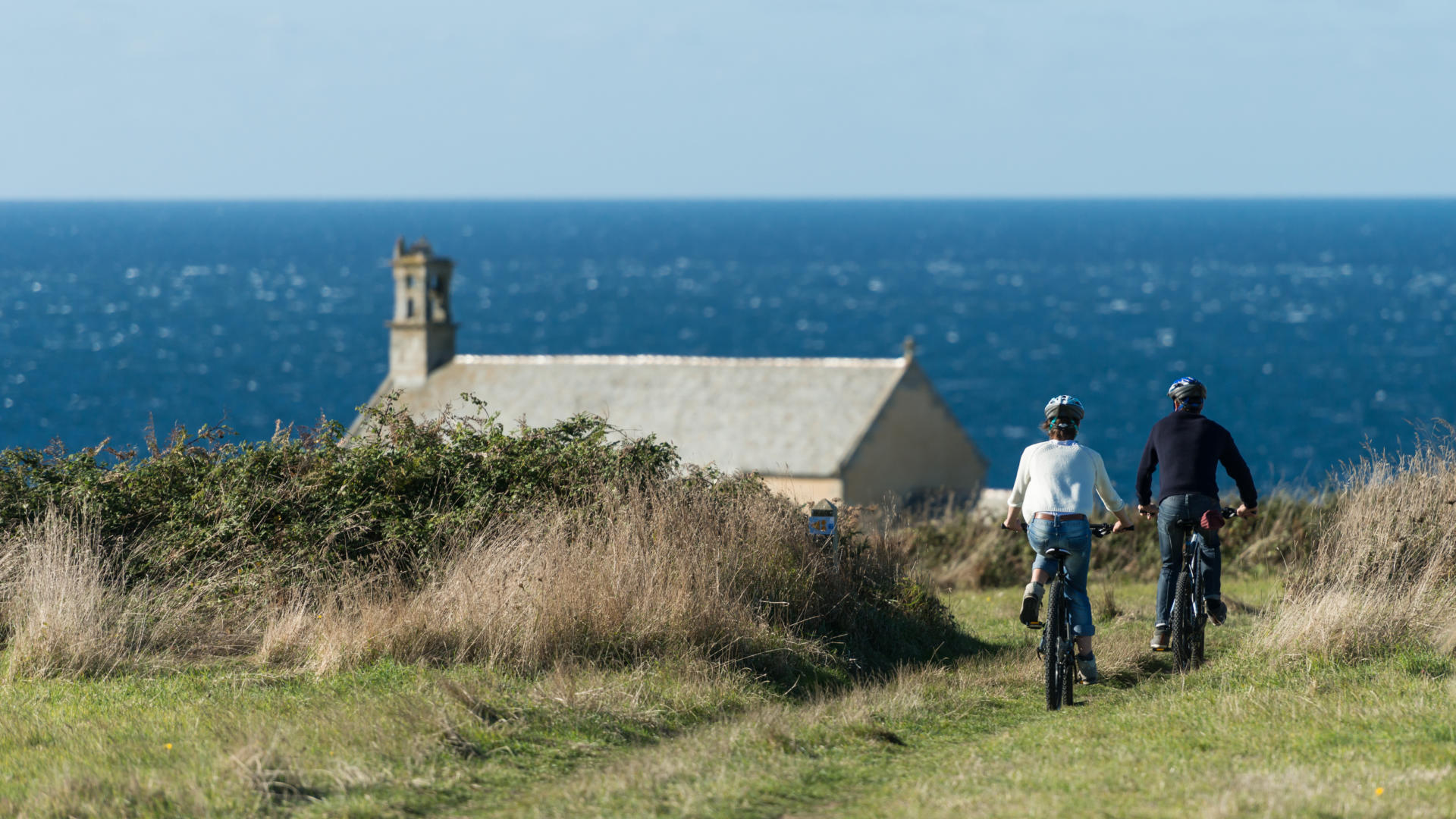 Follow the trails around the Pointe du Raz | Brittany tourism