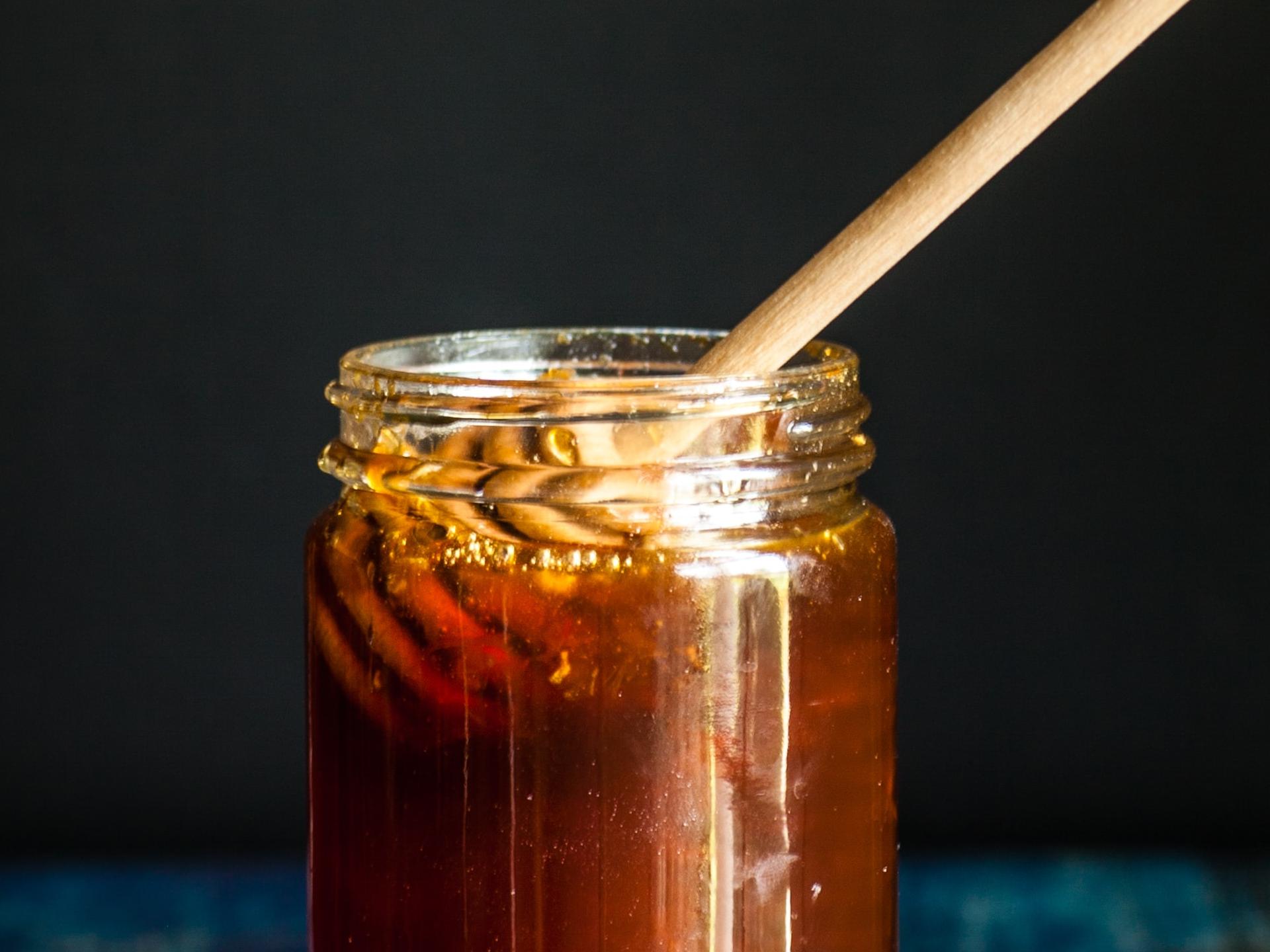 Jakobsmuscheln mit gegrilltem Lauch, Kaviartoast und Honig aus der ...