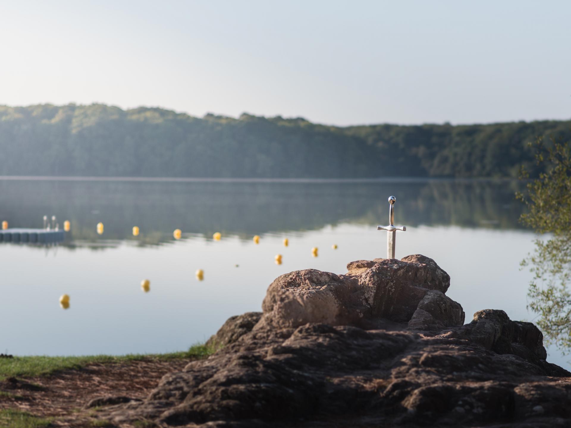 Trémelin Lake and the ‘Chambre aux Loups’ | Brittany tourism