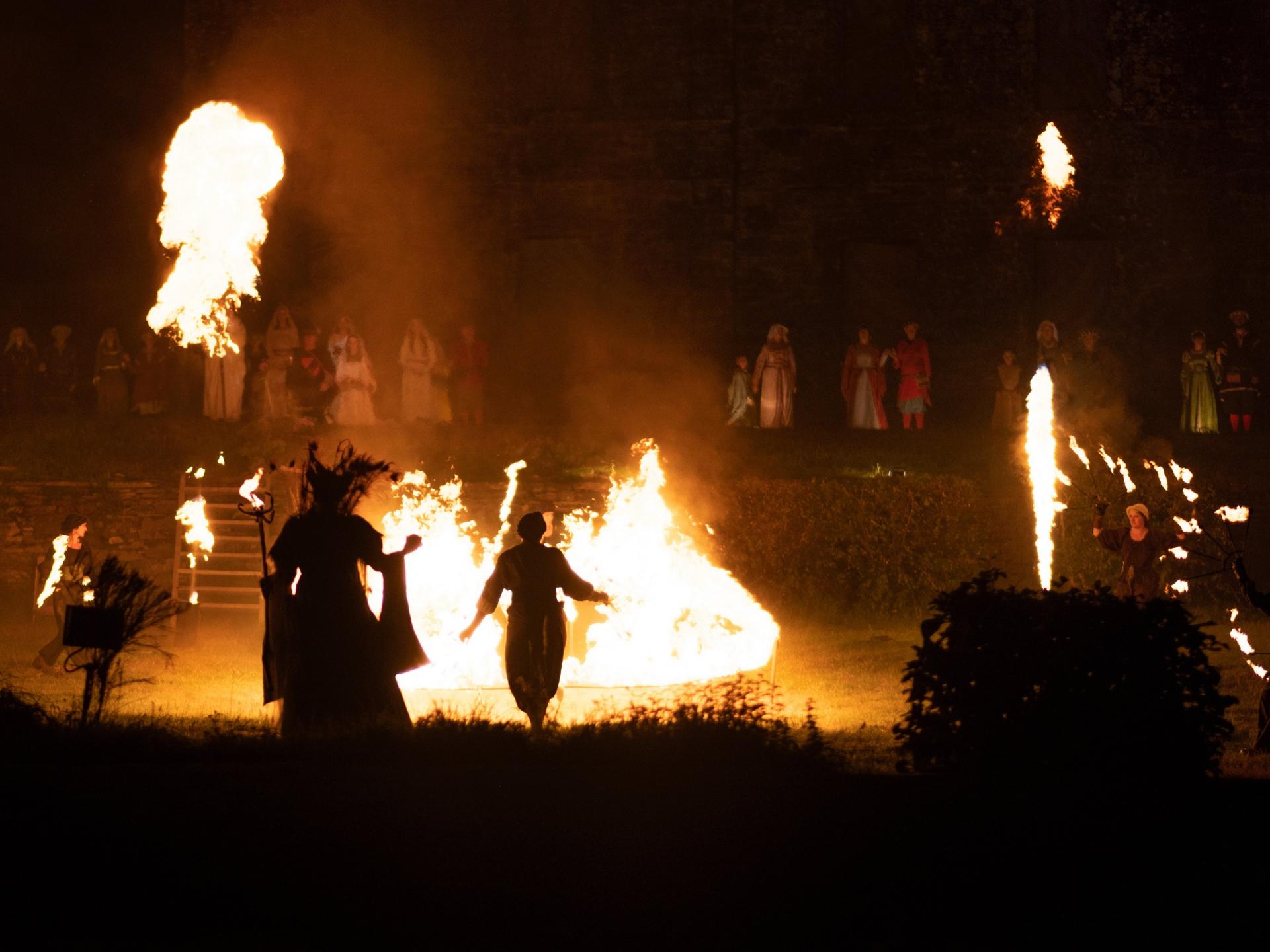 Son et lumière de l’abbaye de Bon-Repos | Tourisme Bretagne